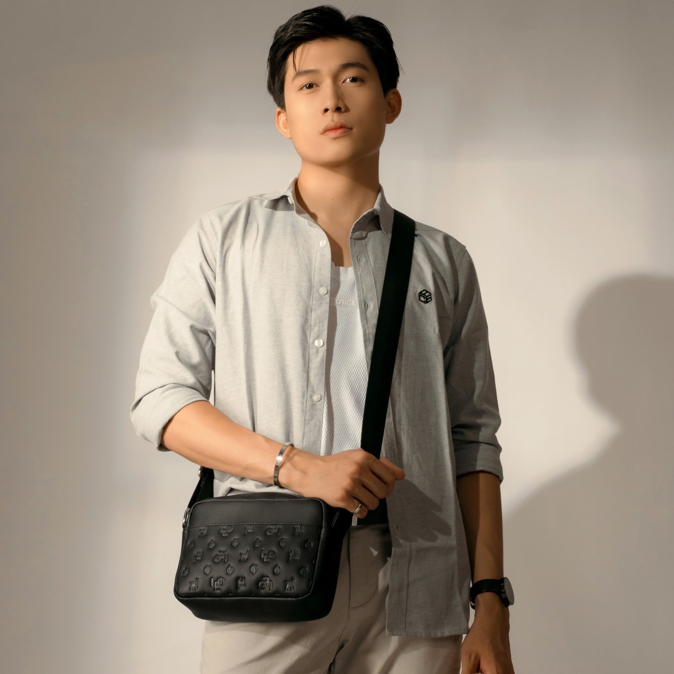 TÚI HỘP MONOGRAM CARLOS - TÚI ĐEO CHÉO DA MICROFIBER | LEONARDO